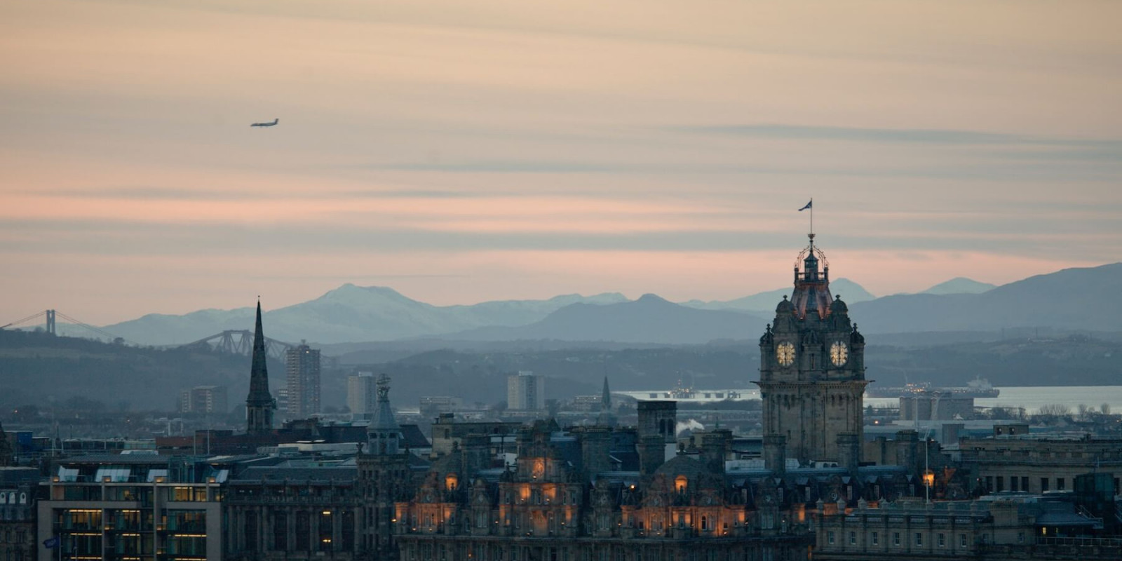 Cheap Flights to Edinburgh in 2025 | Free Carbon Offsetting
